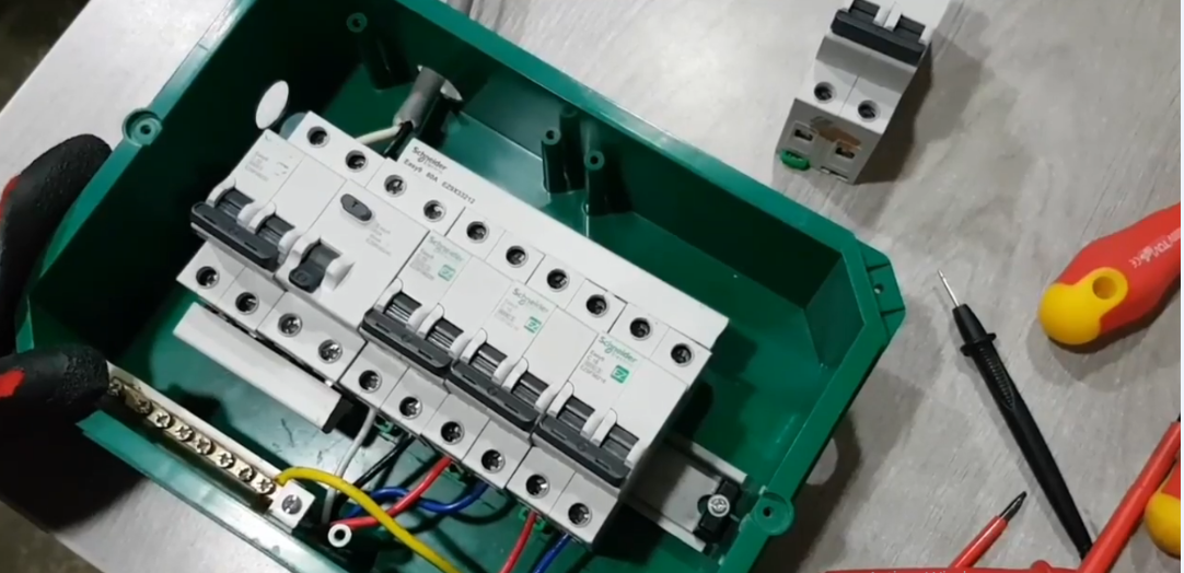 Interruptores termomagnéticos: Funcionamiento y su implementación en i ...